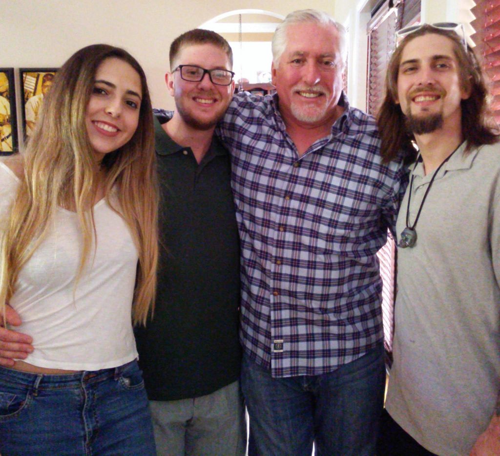 Roberto Escobar 50 AÑOS EN LA CAPITAL DEL SOL - Revista Momentos USA